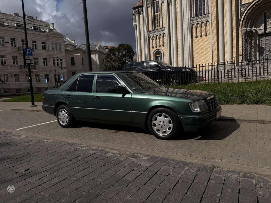 Zaļš Mercedes-Benz E 220 1995 Viļņa, ar dzinēja tilpumu 2.20 L un nobraukumu 289 tūkst. km par 4500 €, foto 11 vietnē AUTOMOTO.COM.LV