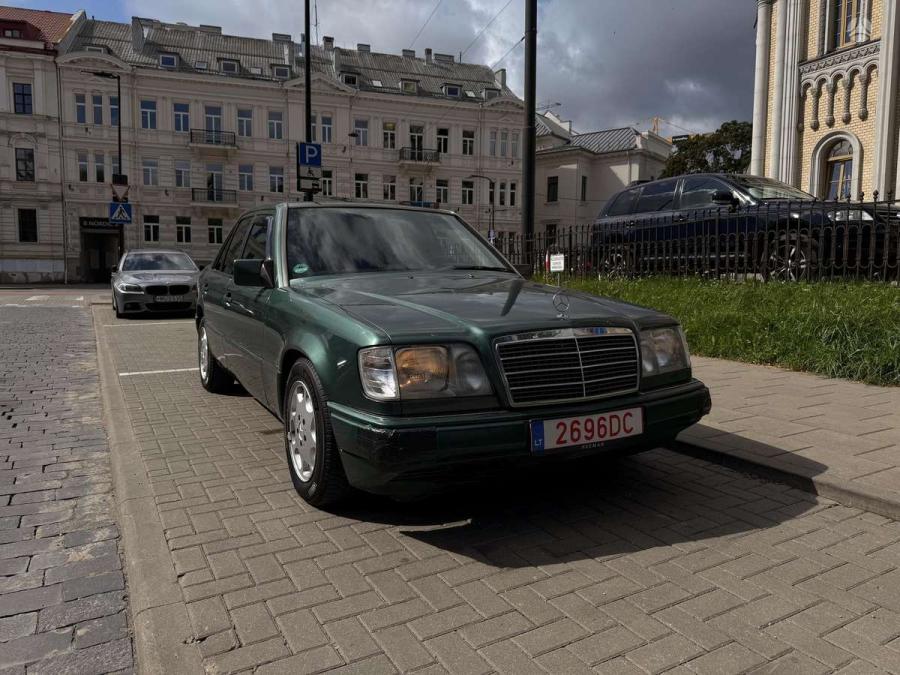 Zaļš Mercedes-Benz E 220 1995 Viļņa, ar dzinēja tilpumu 2.20 L un nobraukumu 289 tūkst. km par 4500 €, foto 12 vietnē AUTOMOTO.COM.LV