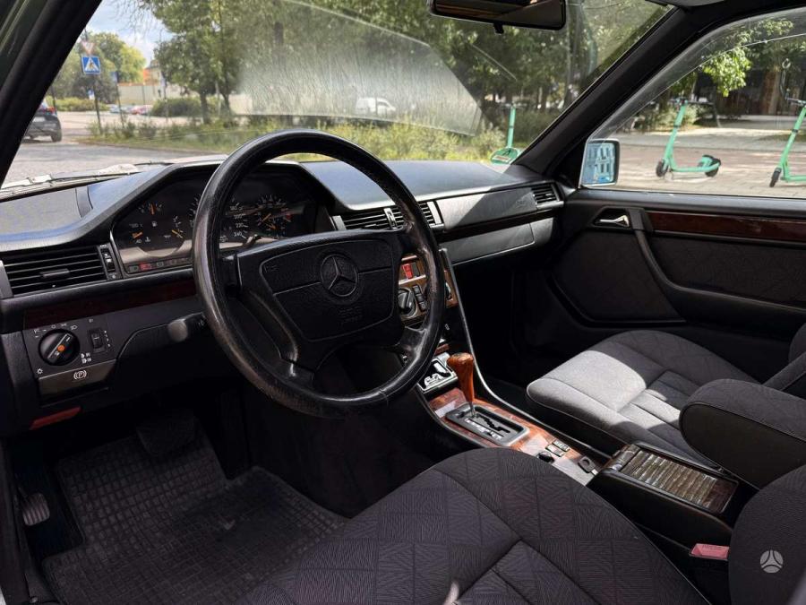 Zaļš Mercedes-Benz E 220 1995 Viļņa, ar dzinēja tilpumu 2.20 L un nobraukumu 289 tūkst. km par 4500 €, foto 15 vietnē AUTOMOTO.COM.LV