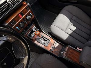 Zaļš Mercedes-Benz E 220 1995 Viļņa, ar dzinēja tilpumu 2.20 L un nobraukumu 289 tūkst. km par 4500 €, foto 16 vietnē AUTOMOTO.COM.LV