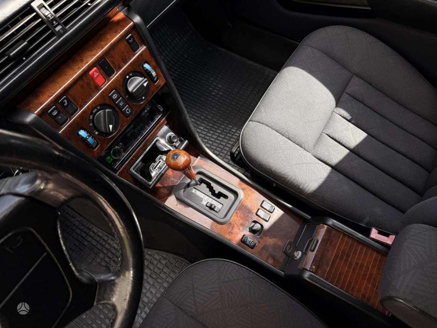 Zaļš Mercedes-Benz E 220 1995 Viļņa, ar dzinēja tilpumu 2.20 L un nobraukumu 289 tūkst. km par 4500 €, foto 16 vietnē AUTOMOTO.COM.LV