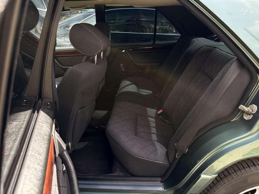 Zaļš Mercedes-Benz E 220 1995 Viļņa, ar dzinēja tilpumu 2.20 L un nobraukumu 289 tūkst. km par 4500 €, foto 18 vietnē AUTOMOTO.COM.LV