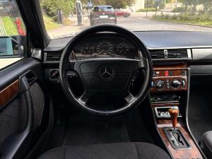 Zaļš Mercedes-Benz E 220 1995 Viļņa, ar dzinēja tilpumu 2.20 L un nobraukumu 289 tūkst. km par 4500 €, foto 19 vietnē AUTOMOTO.COM.LV