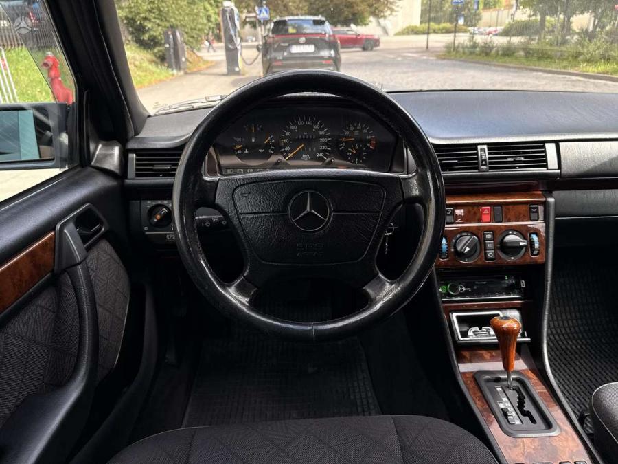 Zaļš Mercedes-Benz E 220 1995 Viļņa, ar dzinēja tilpumu 2.20 L un nobraukumu 289 tūkst. km par 4500 €, foto 19 vietnē AUTOMOTO.COM.LV