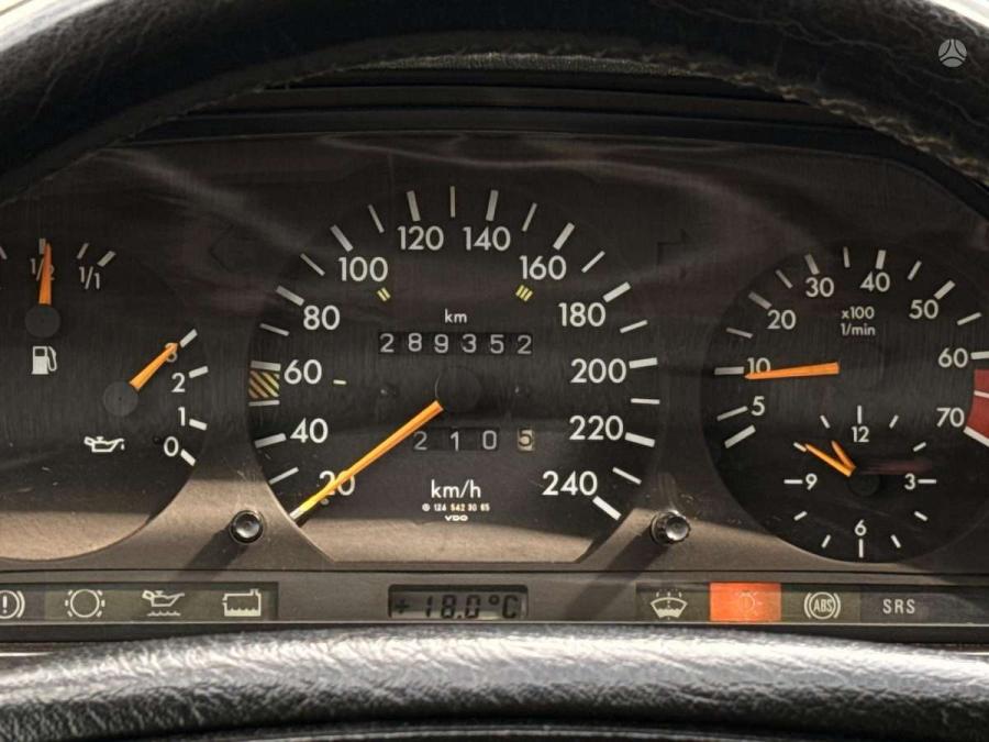 Zaļš Mercedes-Benz E 220 1995 Viļņa, ar dzinēja tilpumu 2.20 L un nobraukumu 289 tūkst. km par 4500 €, foto 20 vietnē AUTOMOTO.COM.LV