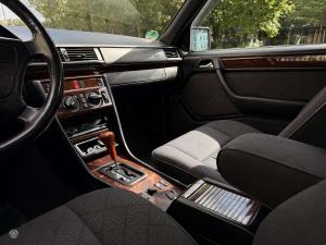 Zaļš Mercedes-Benz E 220 1995 Viļņa, ar dzinēja tilpumu 2.20 L un nobraukumu 289 tūkst. km par 4500 €, foto 21 vietnē AUTOMOTO.COM.LV