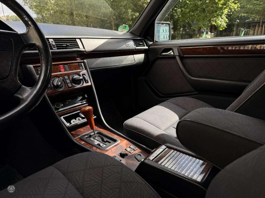 Zaļš Mercedes-Benz E 220 1995 Viļņa, ar dzinēja tilpumu 2.20 L un nobraukumu 289 tūkst. km par 4500 €, foto 21 vietnē AUTOMOTO.COM.LV