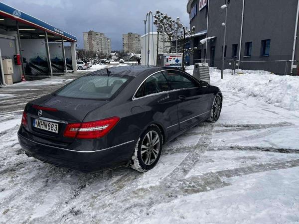 Grey Mercedes-Benz E 220 2010 in Vilnius, with an engine capacity of 2.20 L and mileage of 295 thousand km for 6700 €, photo 2 on AUTOMOTO.COM.LV