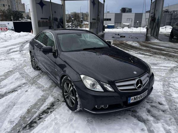 Grey Mercedes-Benz E 220 2010 in Vilnius, with an engine capacity of 2.20 L and mileage of 295 thousand km for 6700 €, photo 3 on AUTOMOTO.COM.LV