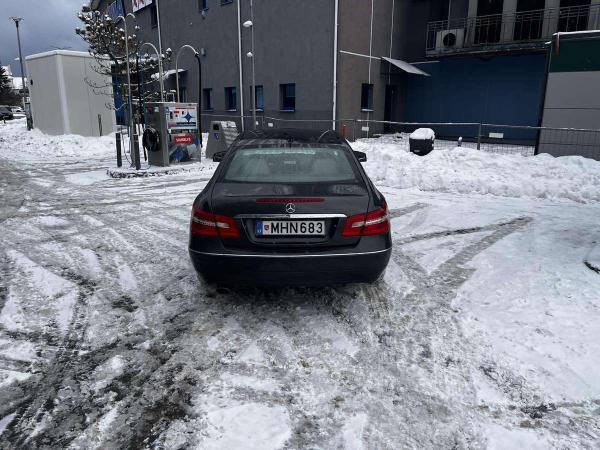 Grey Mercedes-Benz E 220 2010 in Vilnius, with an engine capacity of 2.20 L and mileage of 295 thousand km for 6700 €, photo 4 on AUTOMOTO.COM.LV
