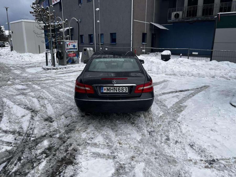 Grey Mercedes-Benz E 220 2010 in Vilnius, with an engine capacity of 2.20 L and mileage of 295 thousand km for 6700 €, photo 4 on AUTOMOTO.COM.LV
