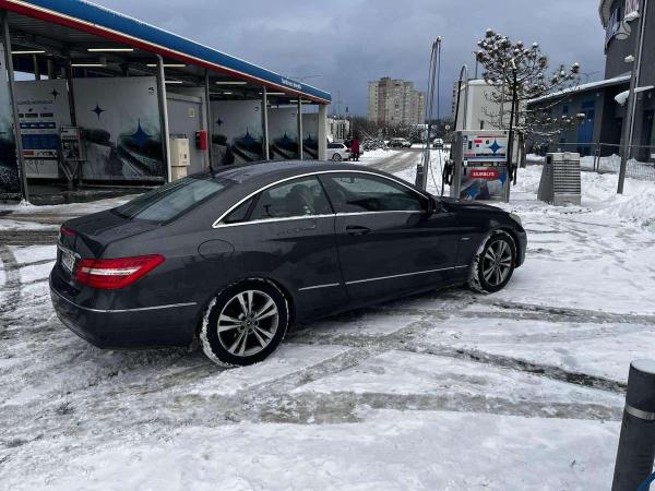Grey Mercedes-Benz E 220 2010 in Vilnius, with an engine capacity of 2.20 L and mileage of 295 thousand km for 6700 €, photo 5 on AUTOMOTO.COM.LV