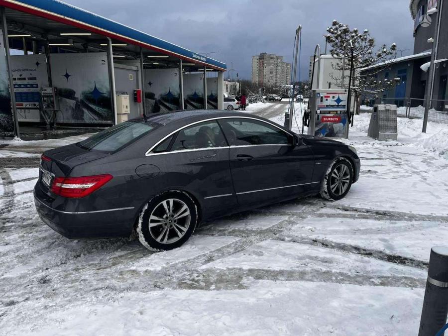 Grey Mercedes-Benz E 220 2010 in Vilnius, with an engine capacity of 2.20 L and mileage of 295 thousand km for 6700 €, photo 5 on AUTOMOTO.COM.LV