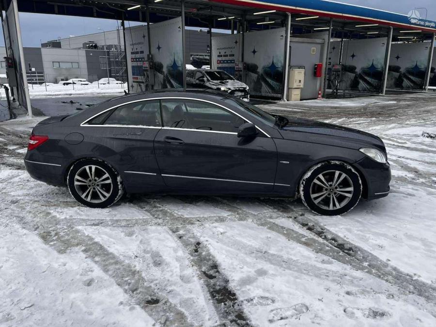 Grey Mercedes-Benz E 220 2010 in Vilnius, with an engine capacity of 2.20 L and mileage of 295 thousand km for 6700 €, photo 10 on AUTOMOTO.COM.LV