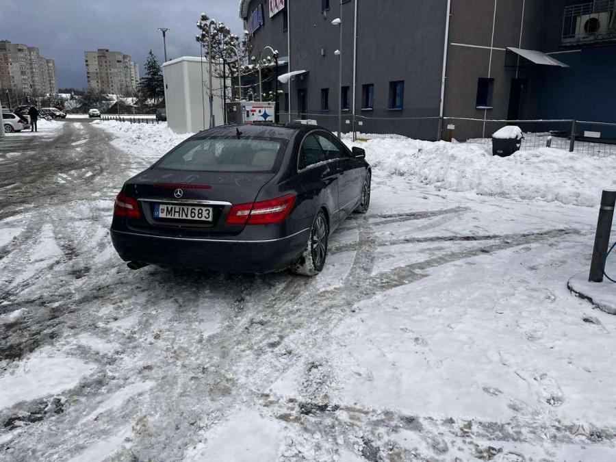 Grey Mercedes-Benz E 220 2010 in Vilnius, with an engine capacity of 2.20 L and mileage of 295 thousand km for 6700 €, photo 11 on AUTOMOTO.COM.LV
