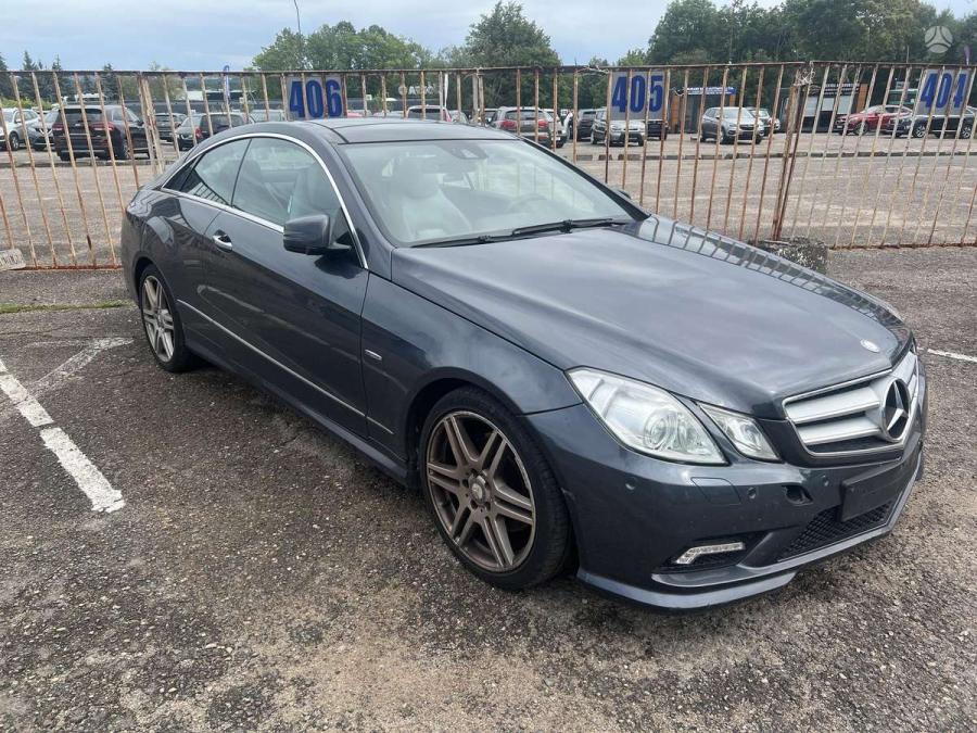 Grey Mercedes-Benz E 220 2011 in Alytus, with an engine capacity of 2.10 L and mileage of 268 thousand km for 3650 €, photo 3 on AUTOMOTO.COM.LV