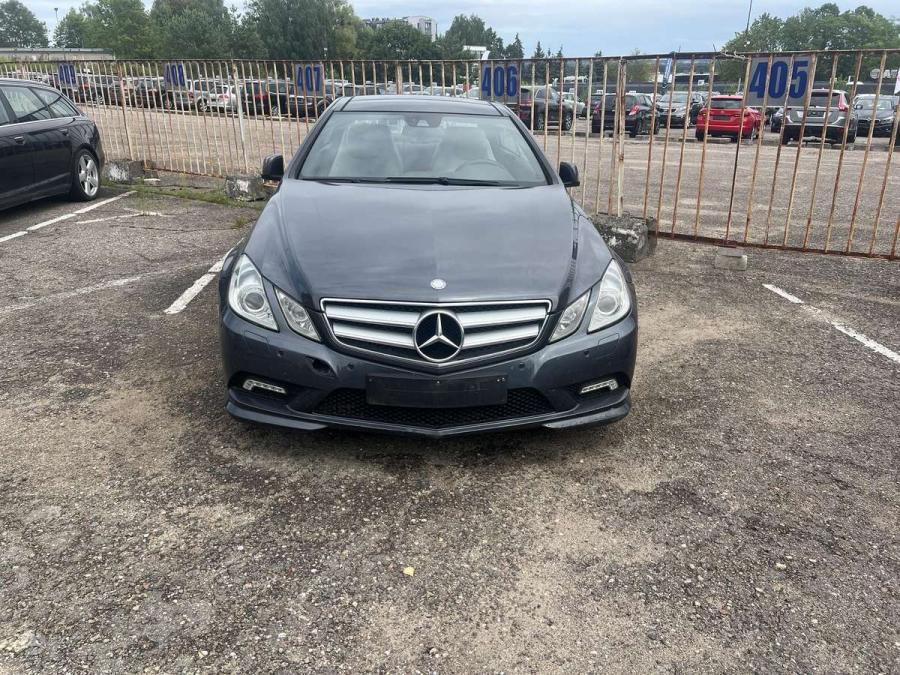 Grey Mercedes-Benz E 220 2011 in Alytus, with an engine capacity of 2.10 L and mileage of 268 thousand km for 3650 €, photo 4 on AUTOMOTO.COM.LV
