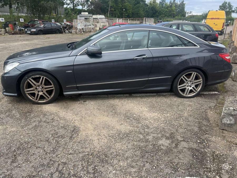 Grey Mercedes-Benz E 220 2011 in Alytus, with an engine capacity of 2.10 L and mileage of 268 thousand km for 3650 €, photo 5 on AUTOMOTO.COM.LV