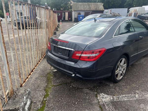 Pelēks Mercedes-Benz E 220 2011 Alīta, ar dzinēja tilpumu 2.10 L un nobraukumu 268 tūkst. km par 3650 €, foto 6 vietnē AUTOMOTO.COM.LV