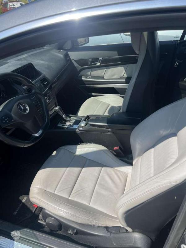 Pelēks Mercedes-Benz E 220 2011 Alīta, ar dzinēja tilpumu 2.10 L un nobraukumu 268 tūkst. km par 3650 €, foto 9 vietnē AUTOMOTO.COM.LV