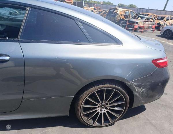 Pelēks Mercedes-Benz E 220 2018 Tauragė, ar dzinēja tilpumu 2.00 L un nobraukumu 86 tūkst. km par 13500 €, foto 5 vietnē AUTOMOTO.COM.LV