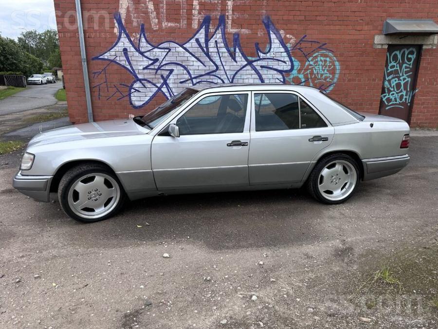 Grey Mercedes-Benz E 220 1993 in Riga, with an engine capacity of 2.20 L and mileage of 249 thousand km for 7880 €, photo 12 on AUTOMOTO.COM.LV