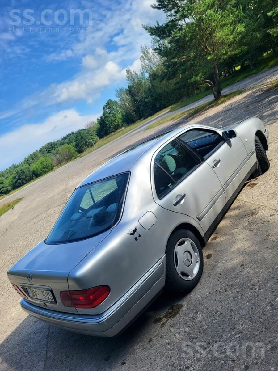 Grey Mercedes-Benz E 220 1996 in Liepaja, with an engine capacity of 2.20 L and mileage of 399 thousand km for 1000 €, photo 1 on AUTOMOTO.COM.LV