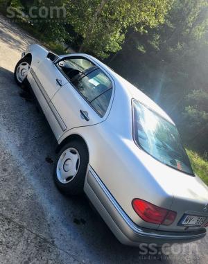 Grey Mercedes-Benz E 220 1996 in Liepaja, with an engine capacity of 2.20 L and mileage of 399 thousand km for 1000 €, photo 7 on AUTOMOTO.COM.LV