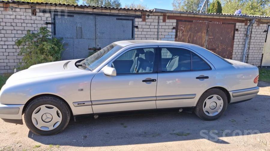 Grey Mercedes-Benz E 220 1997 in Riga, with an engine capacity of 2.20 L and mileage of 335 thousand km for 3000 €, photo 2 on AUTOMOTO.COM.LV