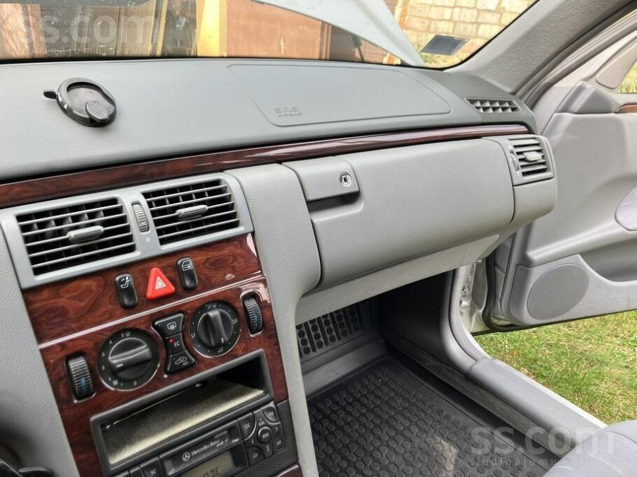 Pelēks Mercedes-Benz E 220 2002 Rīga, ar dzinēja tilpumu 2.20 L un nobraukumu 286 tūkst. km par 2450 €, foto 12 vietnē AUTOMOTO.COM.LV