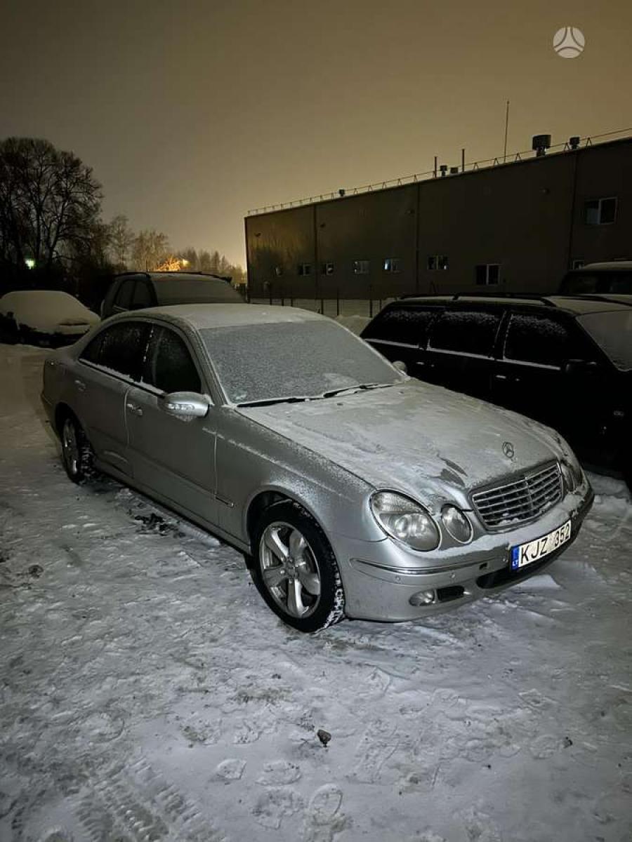 Grey Mercedes-Benz E 220 2002 in Rokiskis, with an engine capacity of 2.15 L and mileage of 440 thousand km for 1000 €, photo 1 on AUTOMOTO.COM.LV