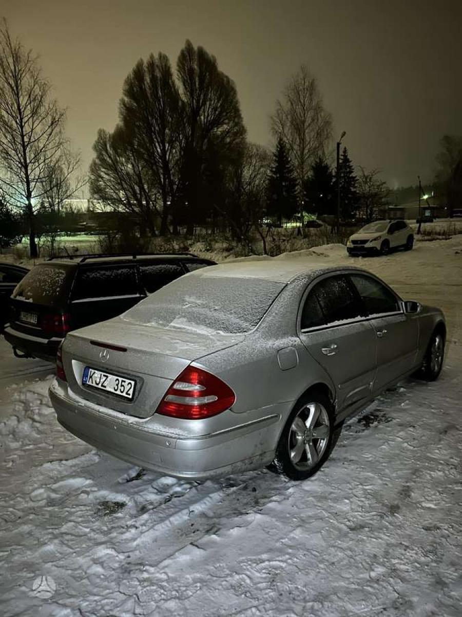 Grey Mercedes-Benz E 220 2002 in Rokiskis, with an engine capacity of 2.15 L and mileage of 440 thousand km for 1000 €, photo 2 on AUTOMOTO.COM.LV