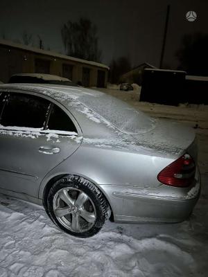 Grey Mercedes-Benz E 220 2002 in Rokiskis, with an engine capacity of 2.15 L and mileage of 440 thousand km for 1000 €, photo 6 on AUTOMOTO.COM.LV