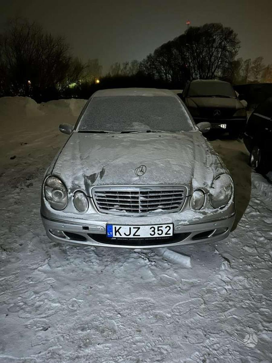 Grey Mercedes-Benz E 220 2002 in Rokiskis, with an engine capacity of 2.15 L and mileage of 440 thousand km for 1000 €, photo 15 on AUTOMOTO.COM.LV