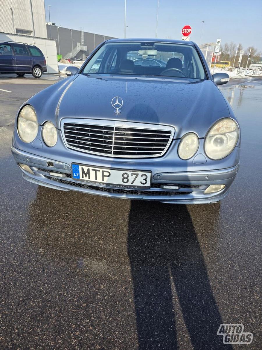 Grey Mercedes-Benz E 220 2002 in Kaunas, with an engine capacity of 2.10 L and mileage of 359 thousand km for 1700 €, photo 1 on AUTOMOTO.COM.LV