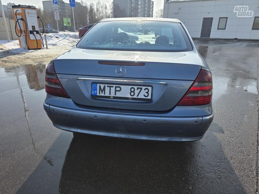 Grey Mercedes-Benz E 220 2002 in Kaunas, with an engine capacity of 2.10 L and mileage of 359 thousand km for 1700 €, photo 2 on AUTOMOTO.COM.LV
