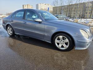Grey Mercedes-Benz E 220 2002 in Kaunas, with an engine capacity of 2.10 L and mileage of 359 thousand km for 1700 €, photo 3 on AUTOMOTO.COM.LV