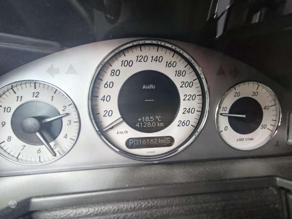 Grey Mercedes-Benz E 220 2002 in Skuodas, with an engine capacity of 2.15 L and mileage of 316 thousand km for 1550 €, photo 7 on AUTOMOTO.COM.LV