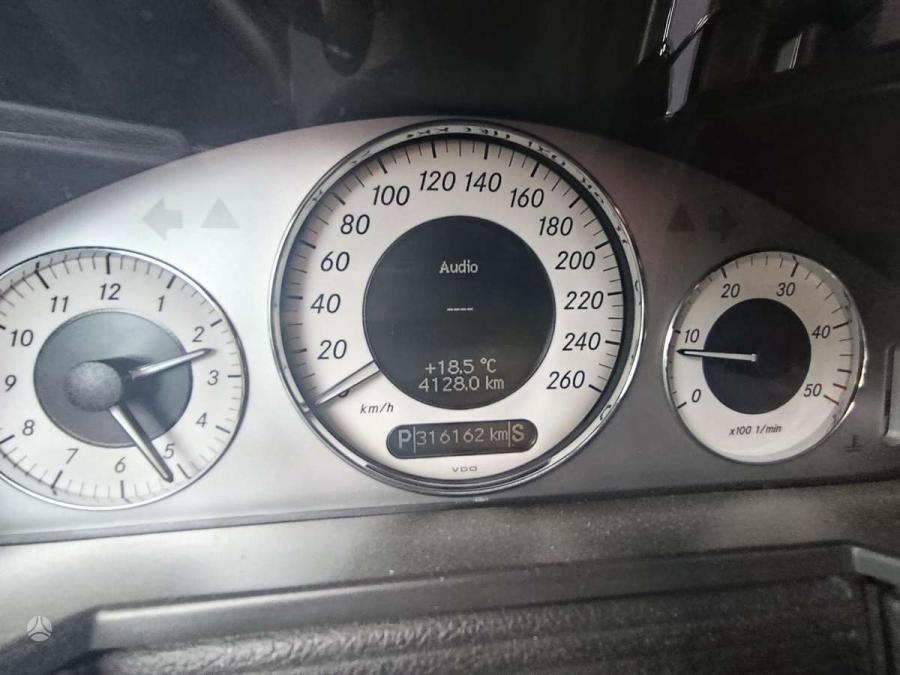 Серый Мерседес E 220 2002 в Скуодас, объемом двигателя 2.15 л и пробегом 316 тыс. км за 1550 €, фото 8 на AUTOMOTO.COM.LV