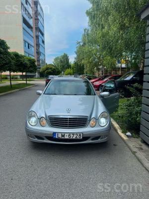 Pelēks Mercedes-Benz E 220 2002 Rīga, ar dzinēja tilpumu 2.20 L un nobraukumu 318 tūkst. km par 2200 €, foto  vietnē AUTOMOTO.COM.LV