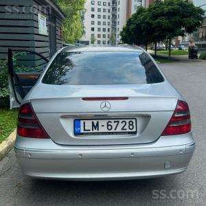 Pelēks Mercedes-Benz E 220 2002 Rīga, ar dzinēja tilpumu 2.20 L un nobraukumu 318 tūkst. km par 2200 €, foto 4 vietnē AUTOMOTO.COM.LV