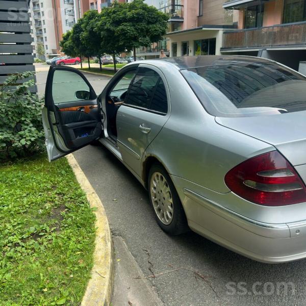 Grey Mercedes-Benz E 220 2002 in Riga, with an engine capacity of 2.20 L and mileage of 318 thousand km for 2200 €, photo 4 on AUTOMOTO.COM.LV