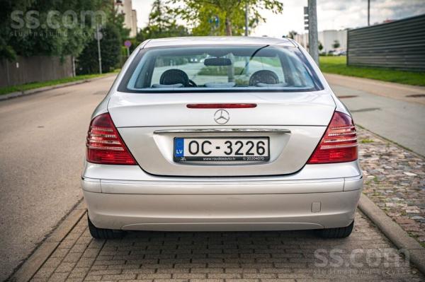 Pelēks Mercedes-Benz E 220 2002 Rīga, ar dzinēja tilpumu 2.20 L un nobraukumu 335 tūkst. km par 1990 €, foto 5 vietnē AUTOMOTO.COM.LV