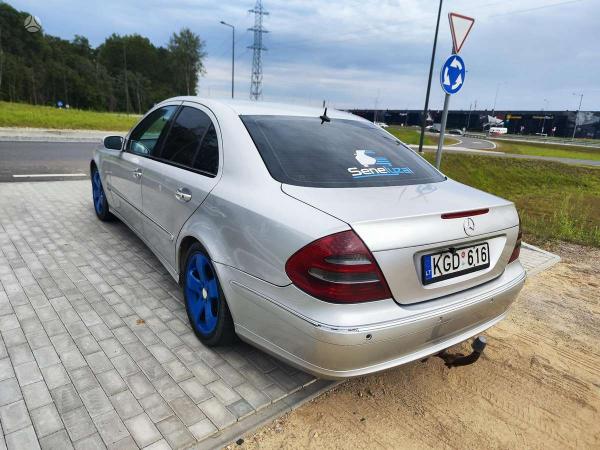 Pelēks Mercedes-Benz E 220 2002 Kauņa, ar dzinēja tilpumu 2.15 L un nobraukumu 339 tūkst. km par 1800 €, foto 3 vietnē AUTOMOTO.COM.LV