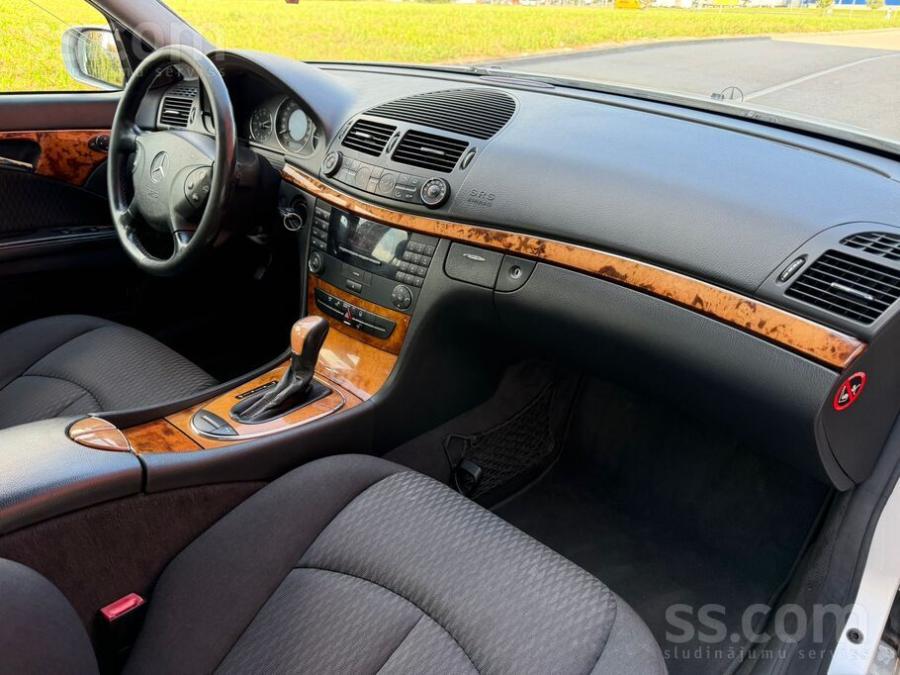 Grey Mercedes-Benz E 220 2002 in Riga, with an engine capacity of 2.20 L and mileage of 269 thousand km for 1500 €, photo 6 on AUTOMOTO.COM.LV