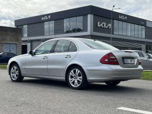 Pelēks Mercedes-Benz E 220 2002 Narva, ar dzinēja tilpumu 2.10 L un nobraukumu 429 tūkst. km par 2499 €, foto 7 vietnē AUTOMOTO.COM.LV