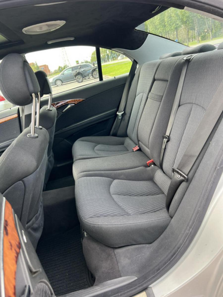 Pelēks Mercedes-Benz E 220 2002 Narva, ar dzinēja tilpumu 2.10 L un nobraukumu 429 tūkst. km par 2499 €, foto 11 vietnē AUTOMOTO.COM.LV