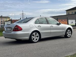 Pelēks Mercedes-Benz E 220 2002 Narva, ar dzinēja tilpumu 2.10 L un nobraukumu 429 tūkst. km par 2499 €, foto 18 vietnē AUTOMOTO.COM.LV