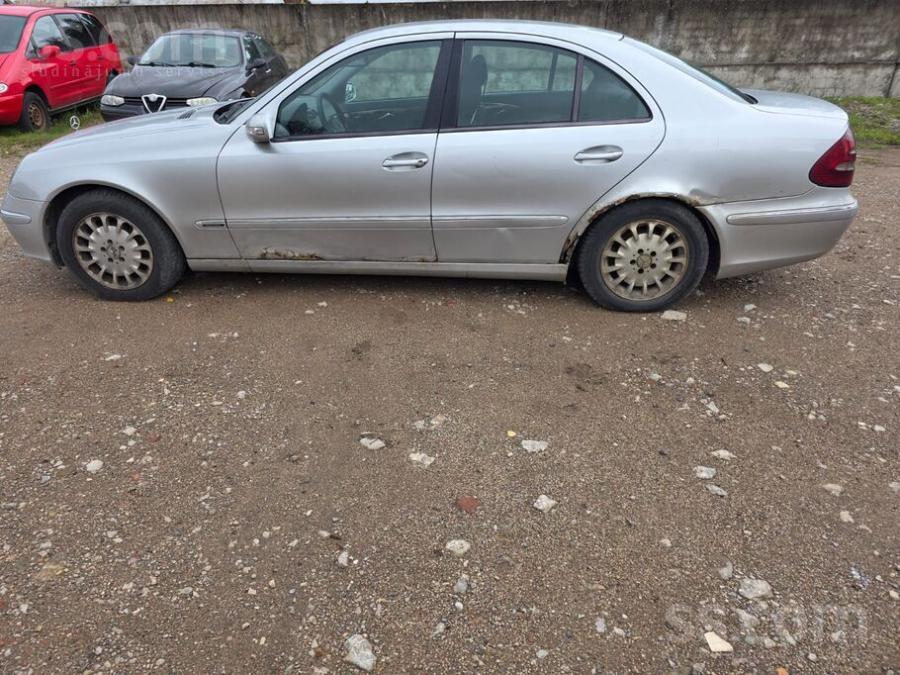 Pelēks Mercedes-Benz E 220 2002 Daugavpils, ar dzinēja tilpumu 2.20 L un nobraukumu 300 tūkst. km par 900 €, foto 4 vietnē AUTOMOTO.COM.LV