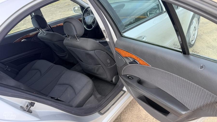 Pelēks Mercedes-Benz E 220 2002 Šauļi, ar dzinēja tilpumu 2.20 L un nobraukumu 296 tūkst. km par 1850 €, foto 13 vietnē AUTOMOTO.COM.LV